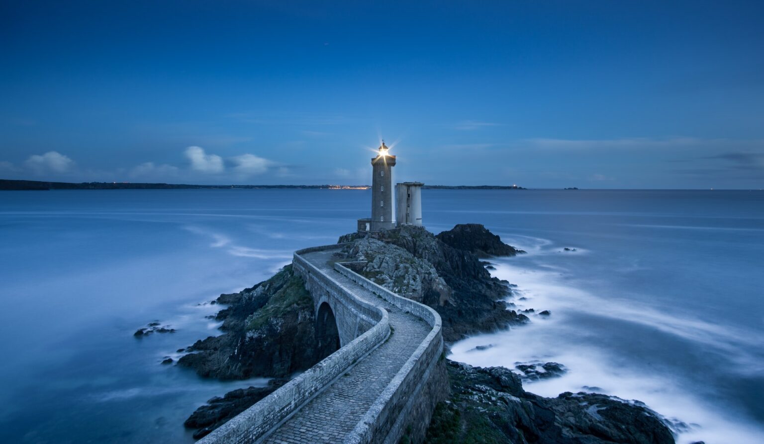 5 Epic Lighthouses Around the World - noodlecat.com